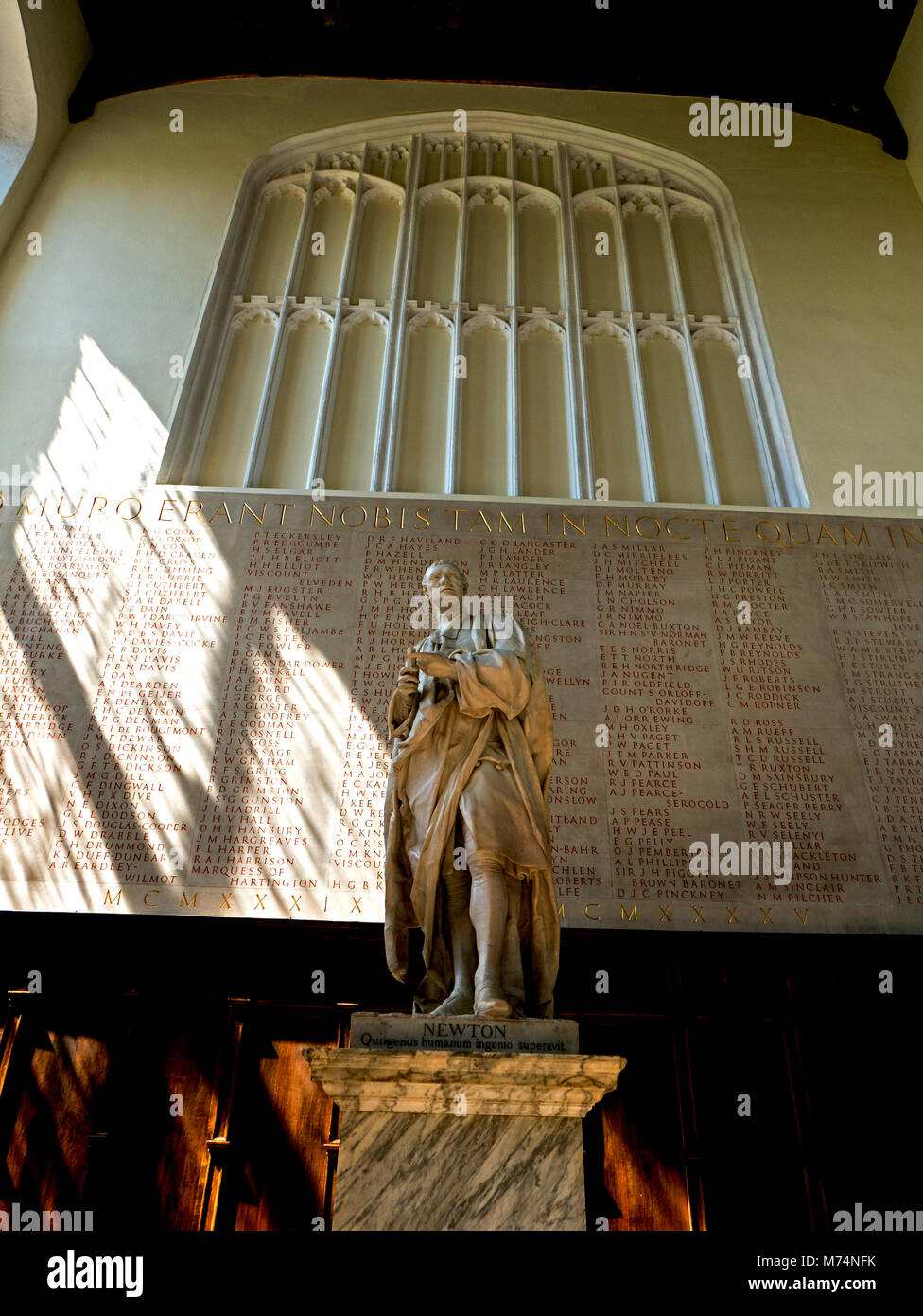 Isaac newton statue hi-res stock photography and images - Alamy
