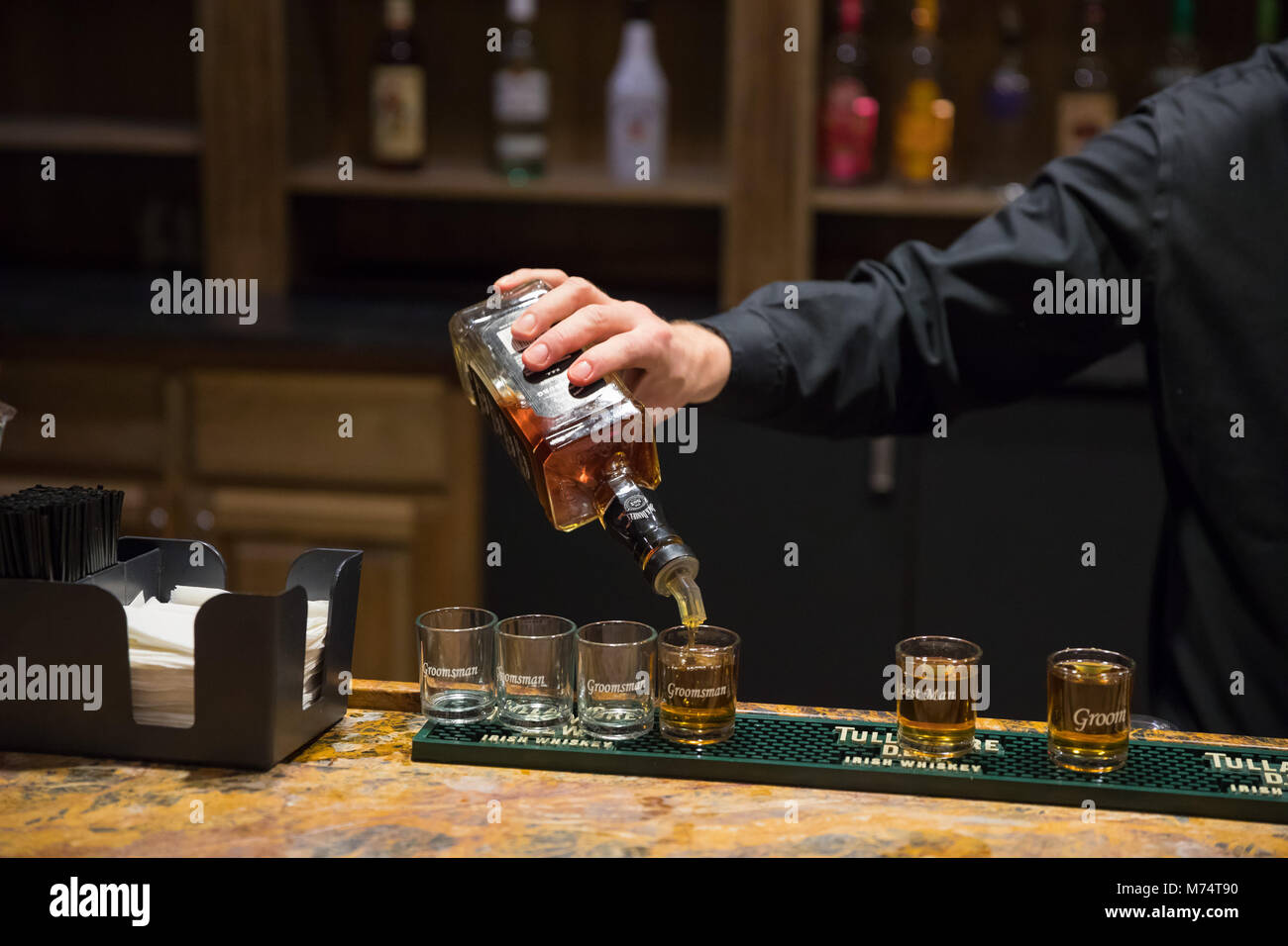 Bartender pouring drinks hi-res stock photography and images - Alamy