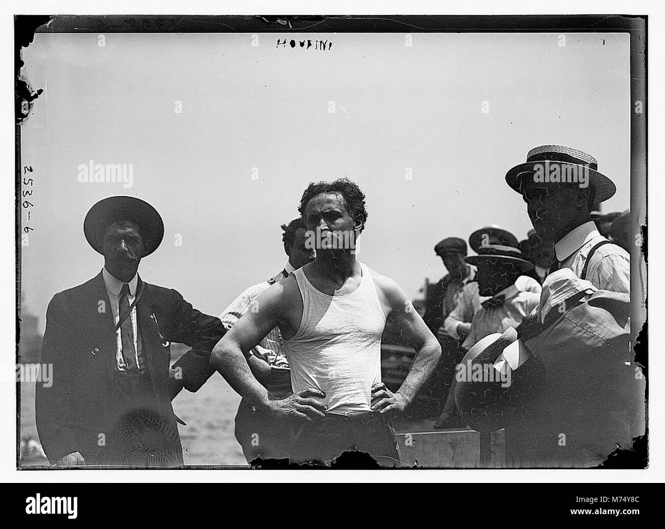 Escape artist harry houdini hi-res stock photography and images - Alamy