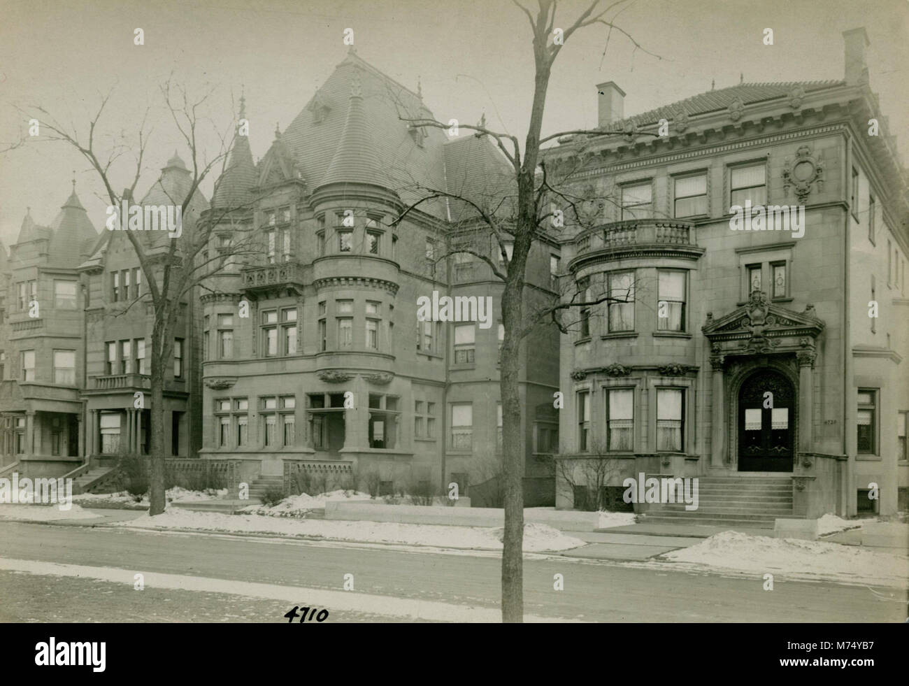 A photograph depicting houses in Chicago from the early 20th century ...