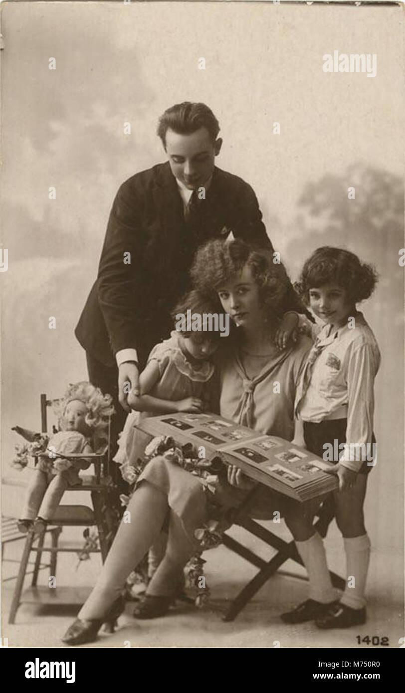 In dutch, gelukkig nieuwjaar (Happy New Year), family posed together ...