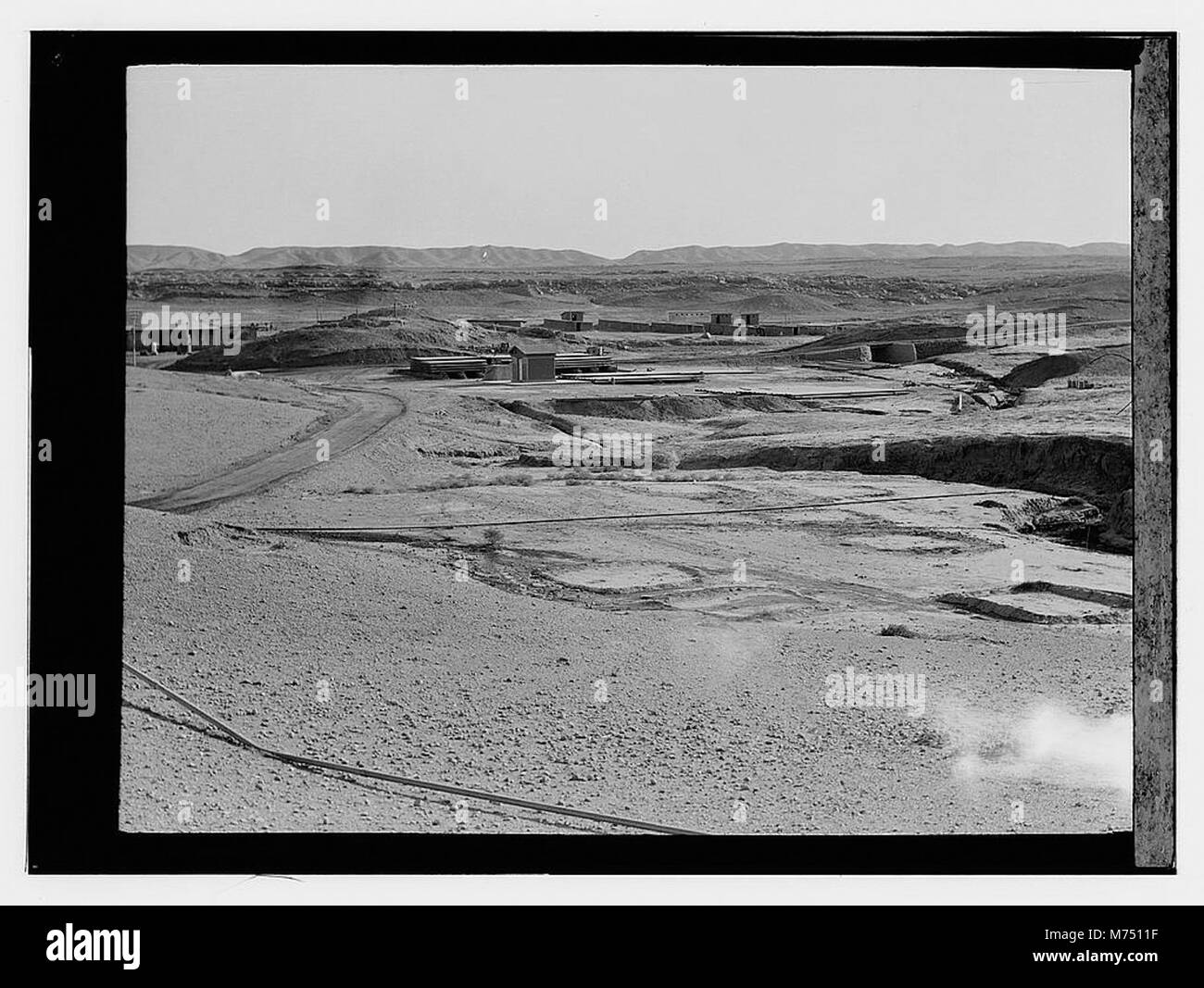 Mid east oil fields hi-res stock photography and images - Alamy
