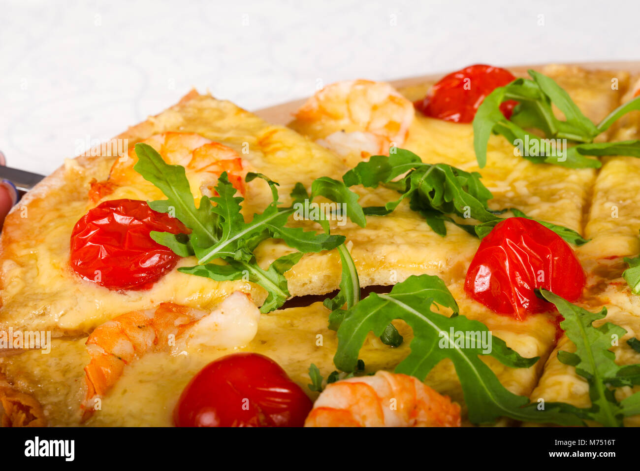 Prawn pizza with ruccola Stock Photo - Alamy