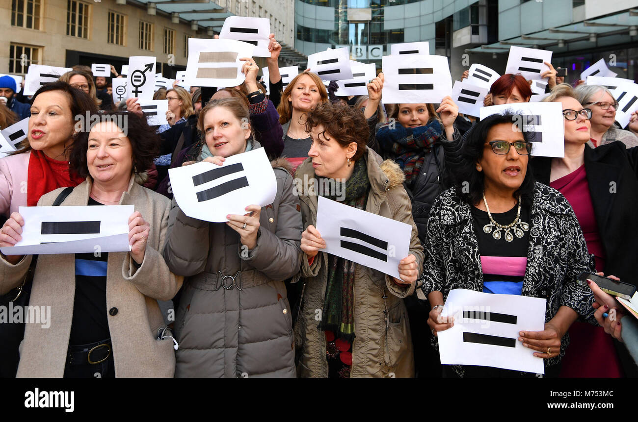Employees gather hi-res stock photography and images - Alamy