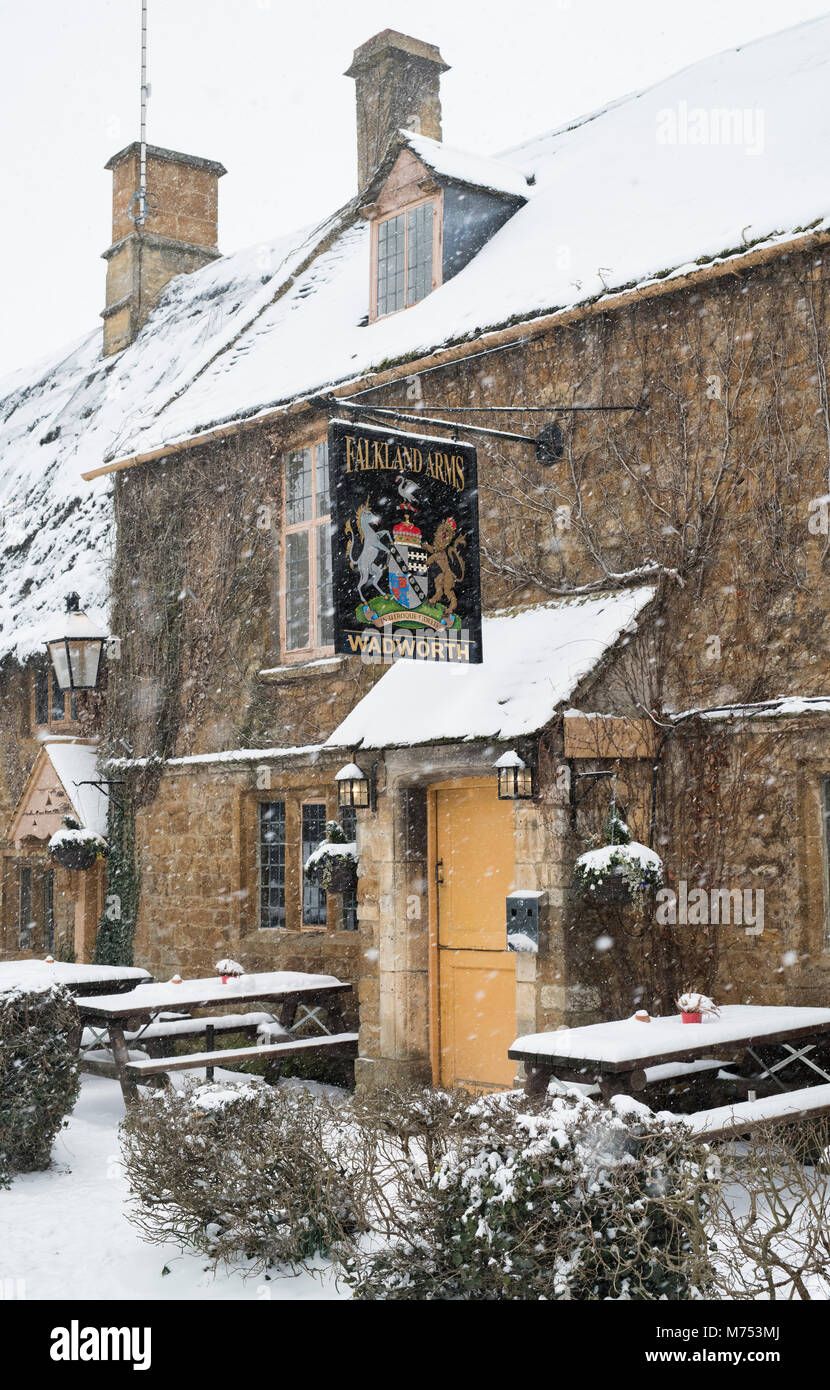 Falkland Arms pub in Great Tew in the in the snow. Great Tew, Cotswolds ...