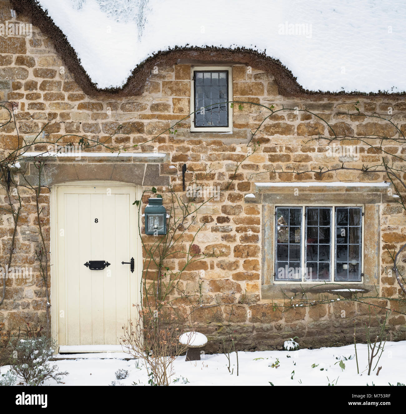 Old thatched stone cottage hi-res stock photography and images - Alamy