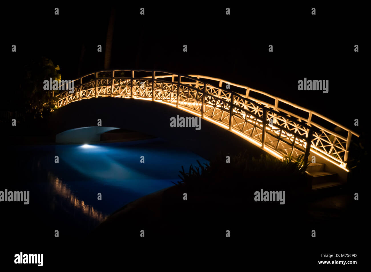 Bridge over swimming pool hi-res stock photography and images - Alamy