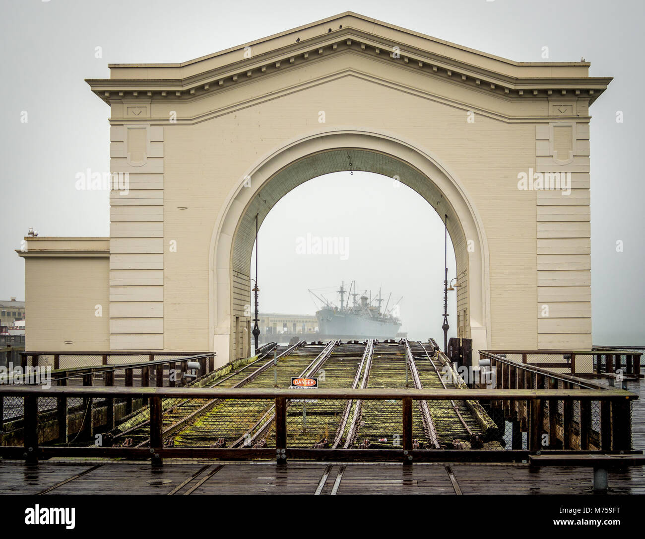 Pier 35 Ferry Arch framing SS Jeremiah O'Brien - a functioning World ...