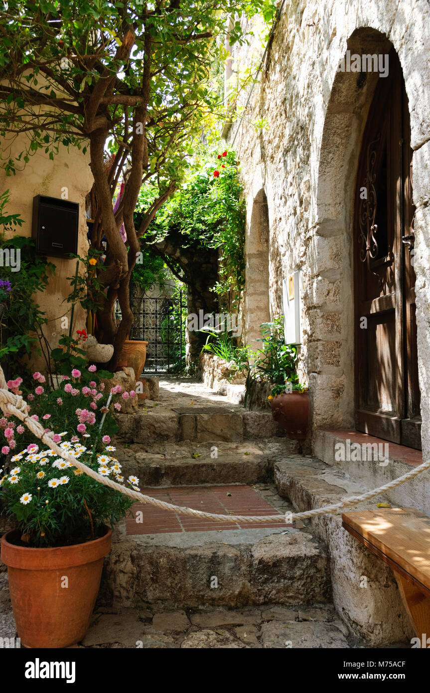 Pretty french streets hi-res stock photography and images - Alamy