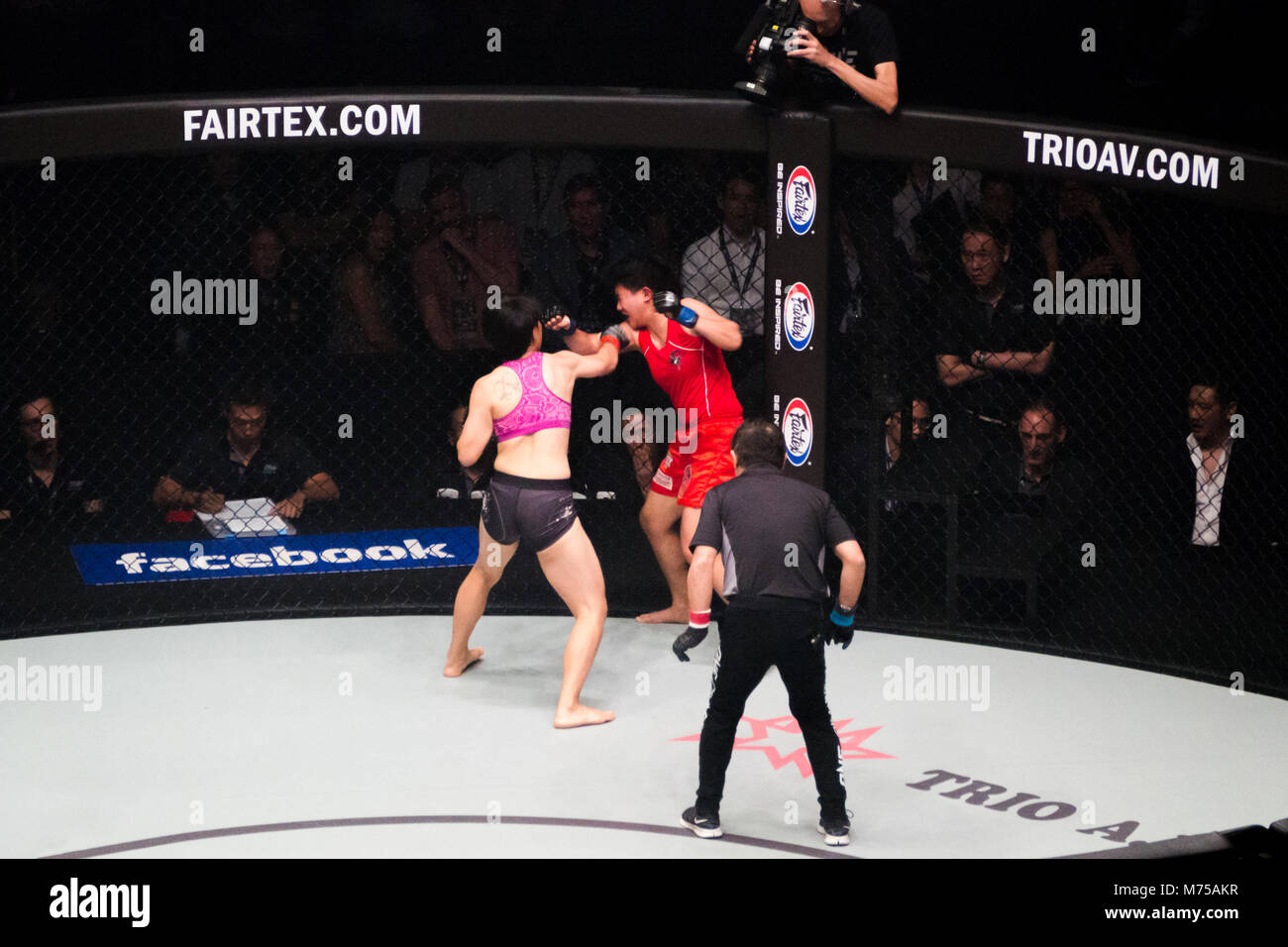 Mma ring hi-res stock photography and images - Alamy