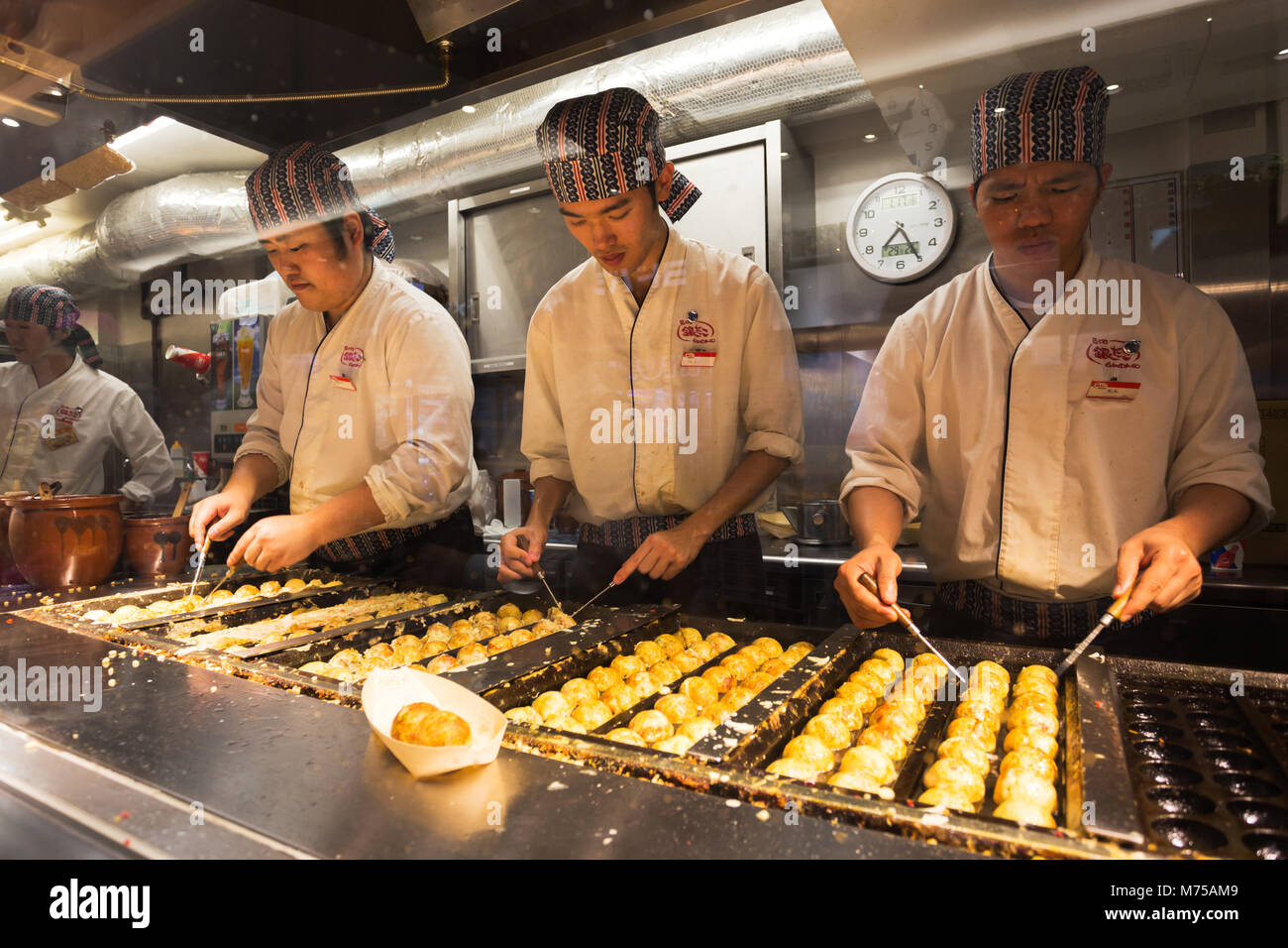 Osaka food stall hi-res stock photography and images - Alamy