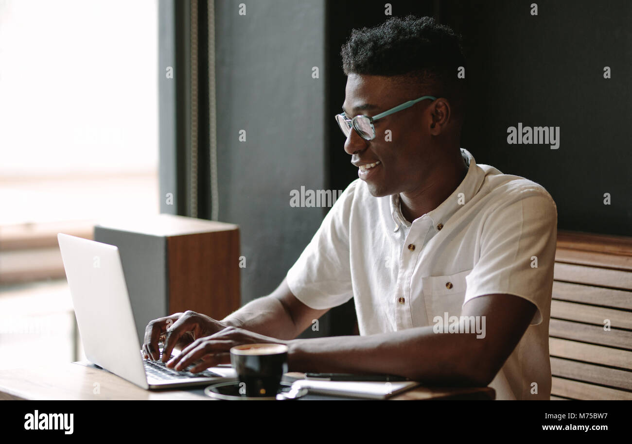 Computer shop window hi-res stock photography and images - Alamy