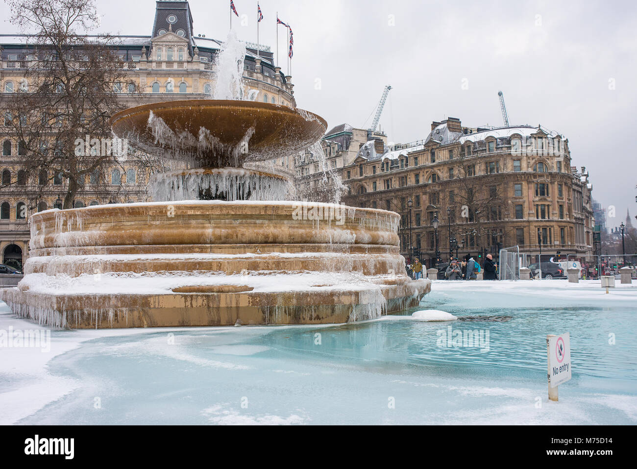 Frozen fountain covered in hi-res stock photography and images - Alamy