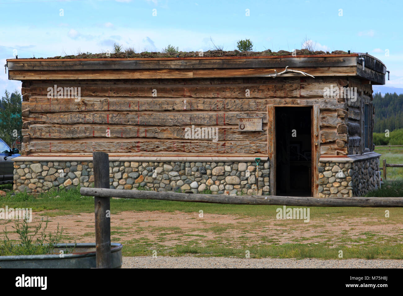 Log cabin on horse hi-res stock photography and images - Alamy