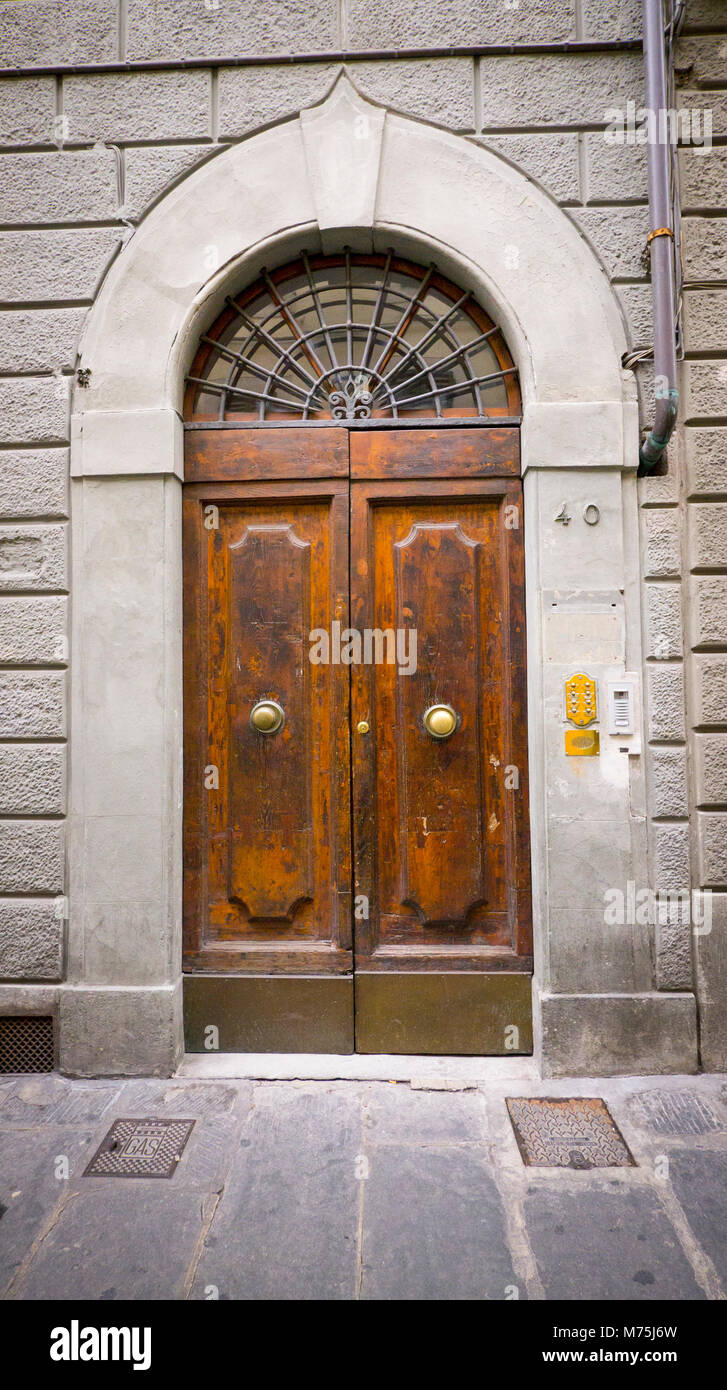 Large wooden doors italy hi-res stock photography and images - Alamy