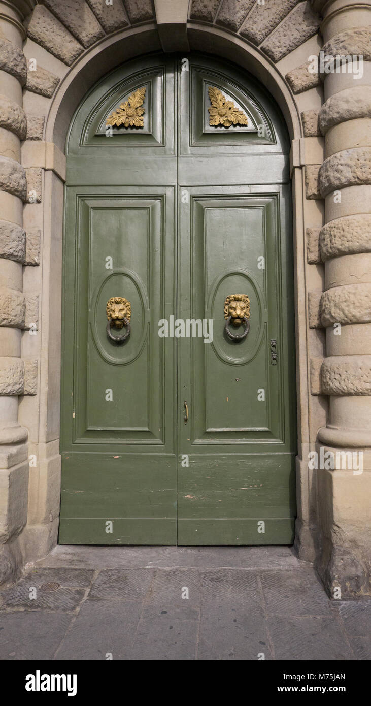 Large wooden doors italy hi-res stock photography and images - Alamy