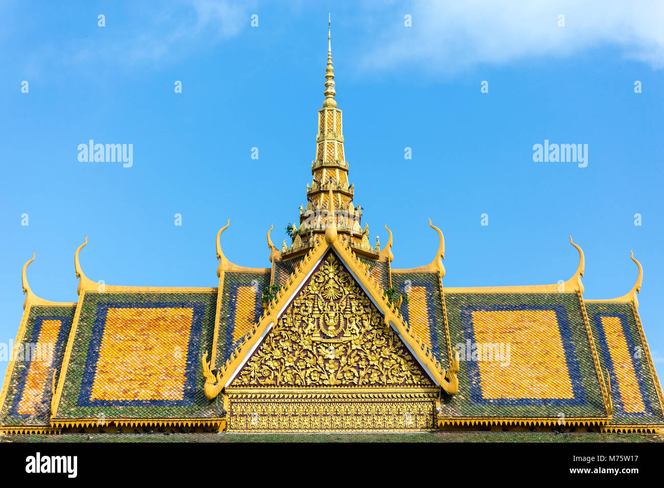 Tourism Khmer style roof architecture in Royal Palace, Phnom Penh ...