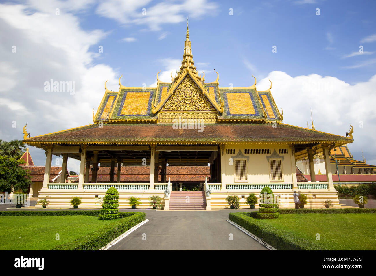 Tourism Khmer style roof architecture in Royal Palace, Phnom Penh ...