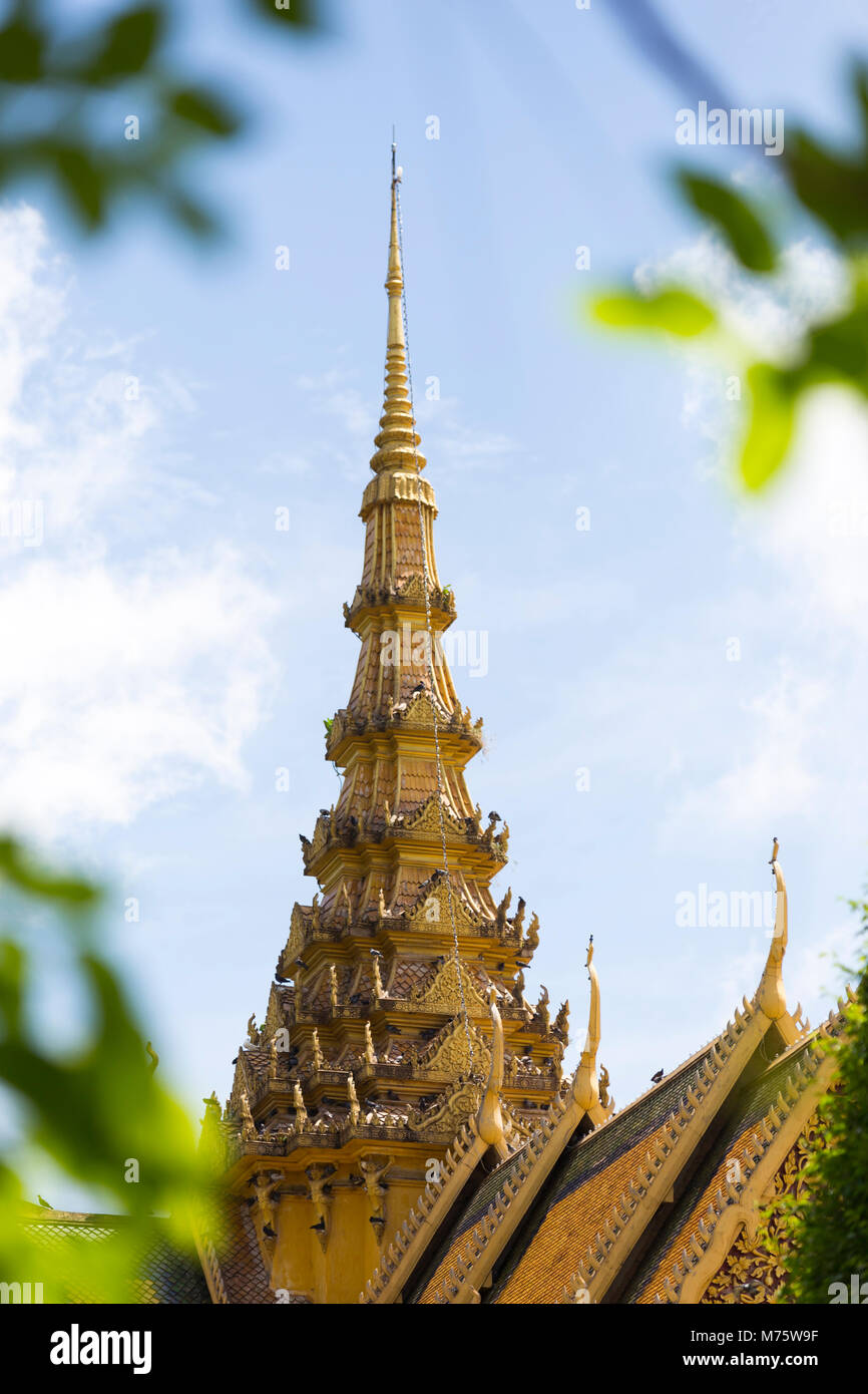Tourism Khmer style roof architecture in Royal Palace, Phnom Penh ...