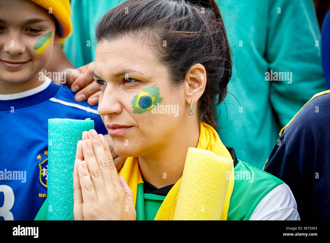 Football team praying hi-res stock photography and images - Alamy