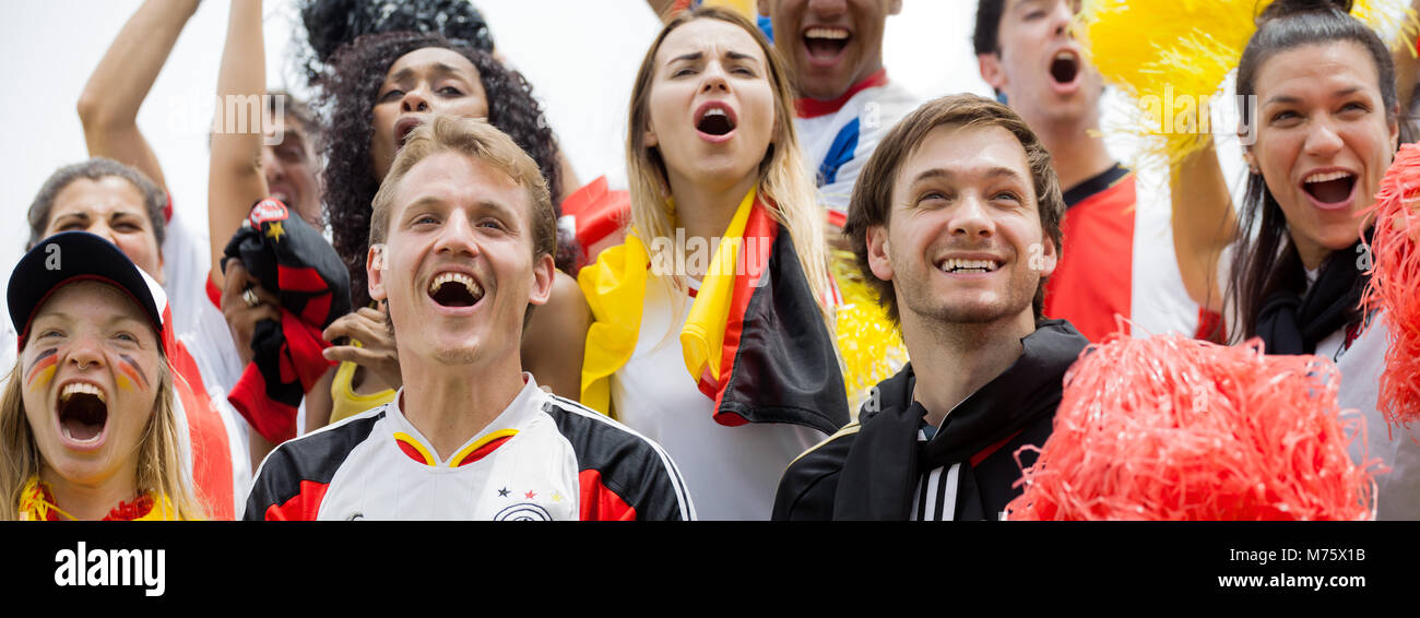 Fans cheering football match hi-res stock photography and images - Alamy