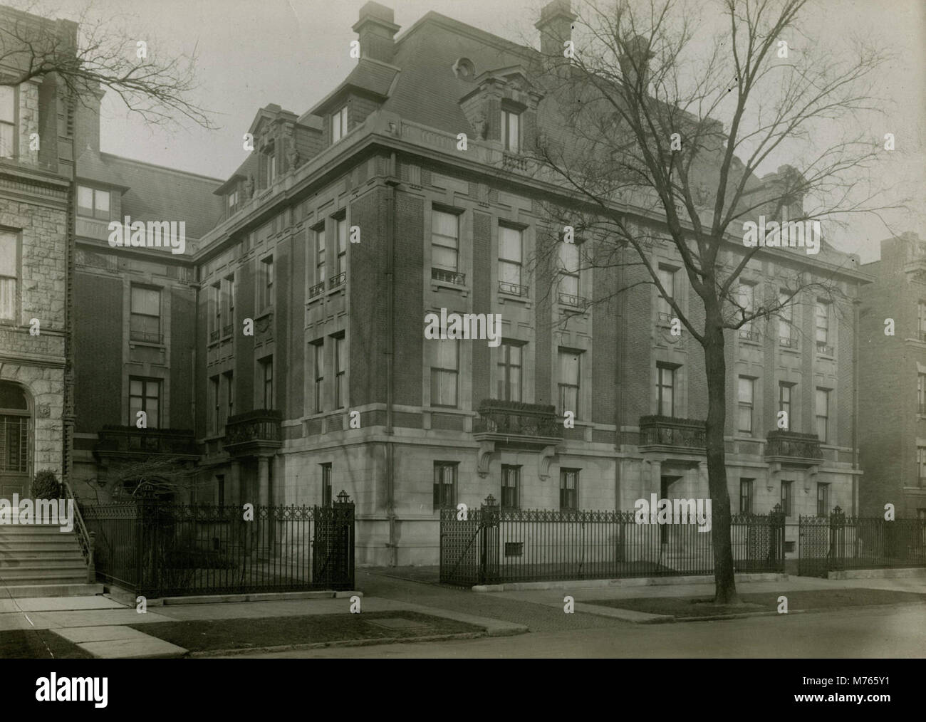 Early 1900s apartment building hi-res stock photography and images - Alamy