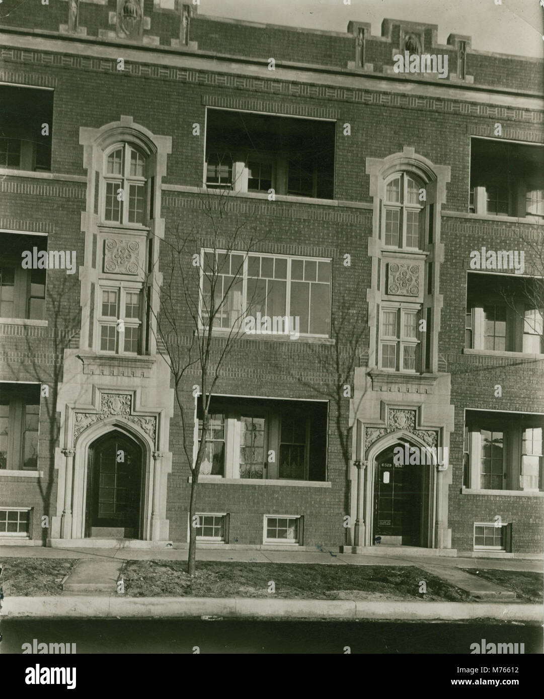 Early 1900s apartment building hi-res stock photography and images - Alamy