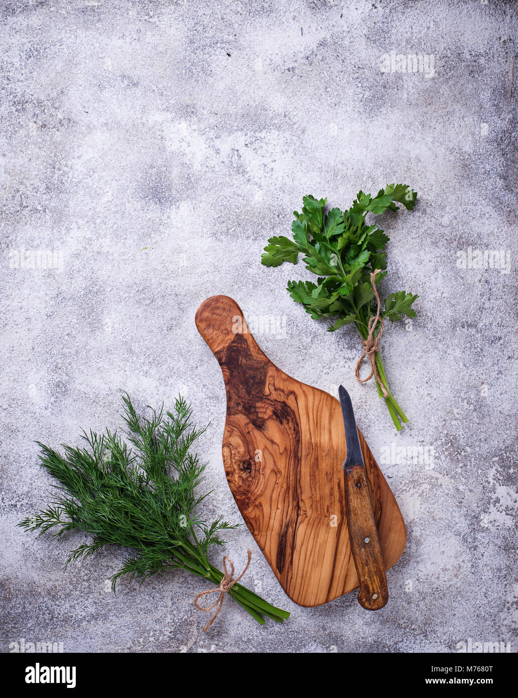Dill, parsley and cutting board Stock Photo - Alamy