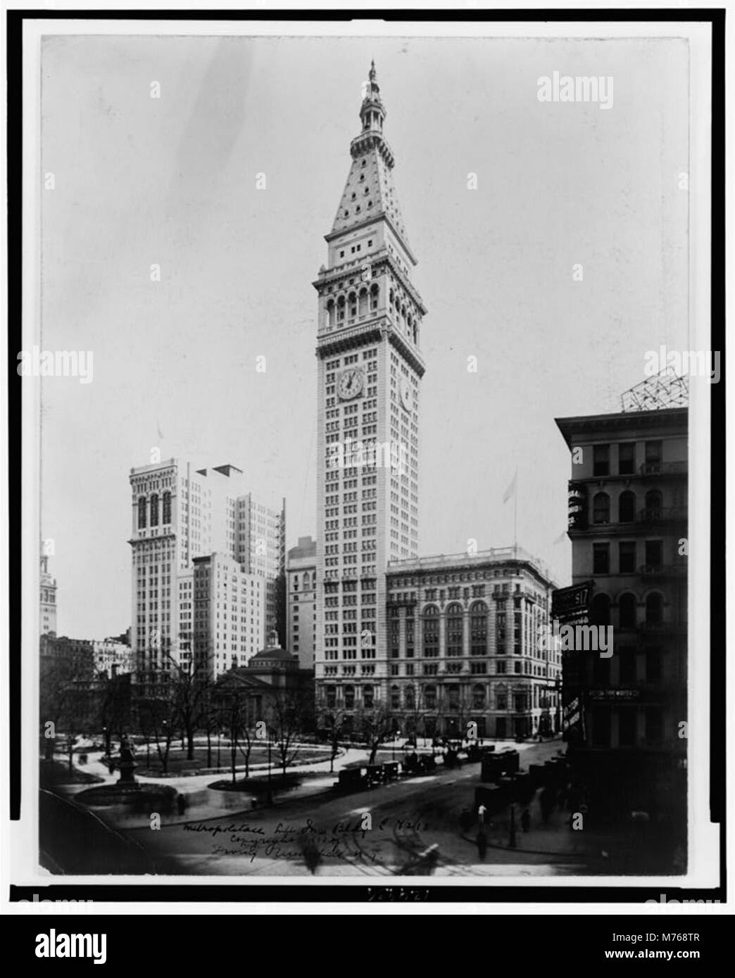 Photograph of the Metropolitan Life Insurance Building, showcasing its ...