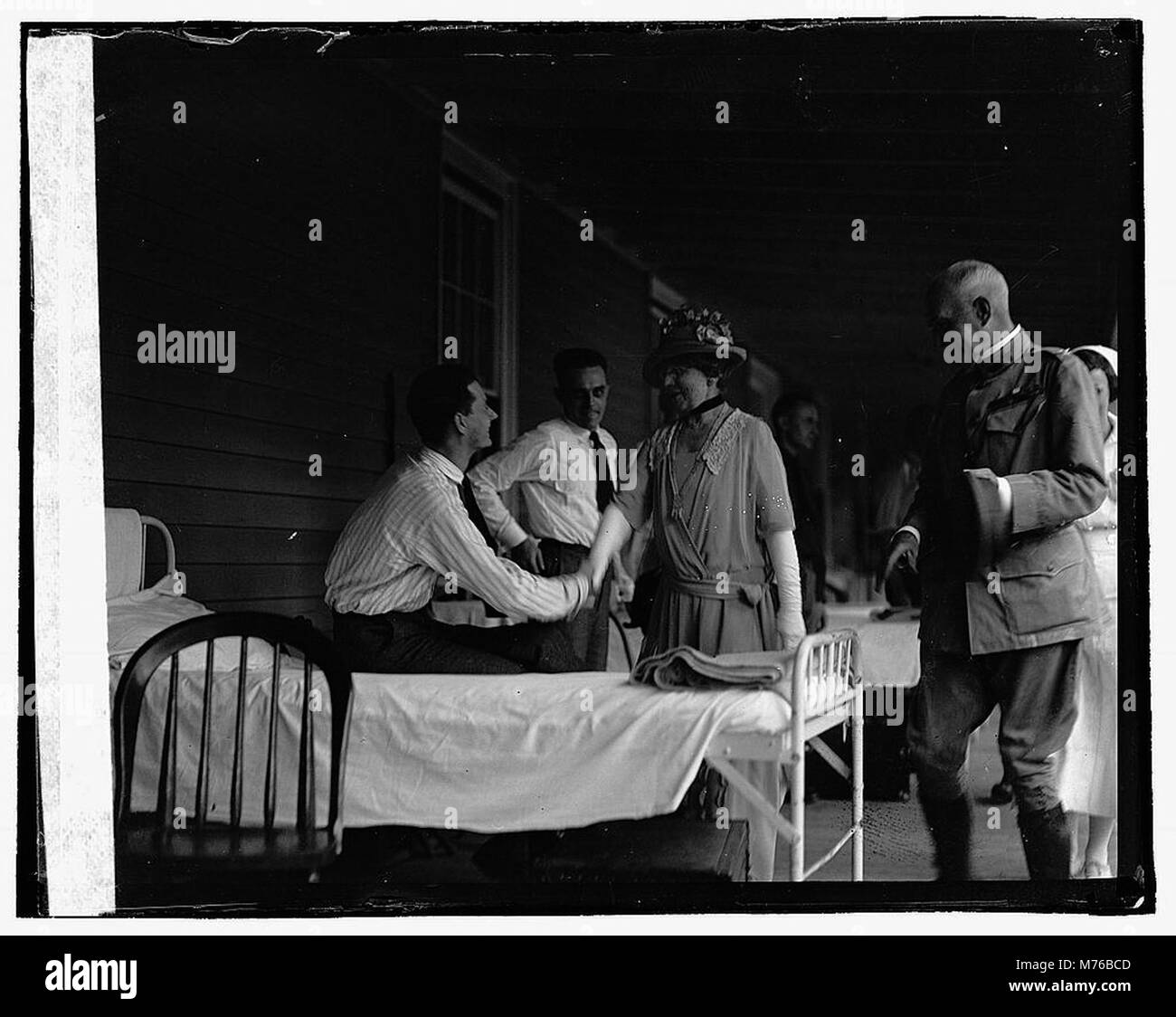 A photograph showing Mrs. Harding visiting Walter Reed Hospital on July ...