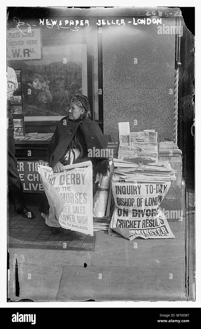 Newspaper vendor in a london street hi-res stock photography and images ...
