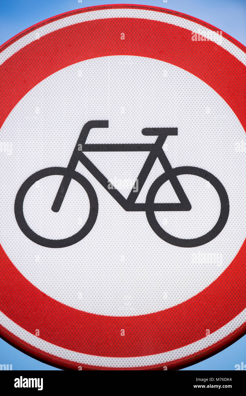 Cycle lane road sign hi-res stock photography and images - Alamy