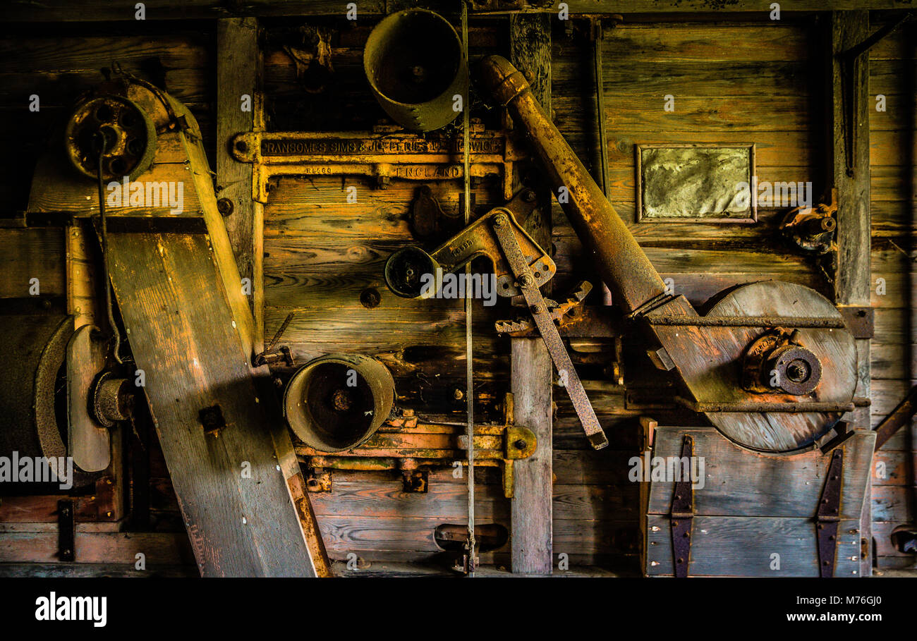 Vintage agricultural threshing machine hi-res stock photography and ...