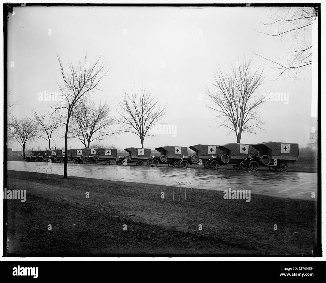 Red cross ambulances hi-res stock photography and images - Alamy