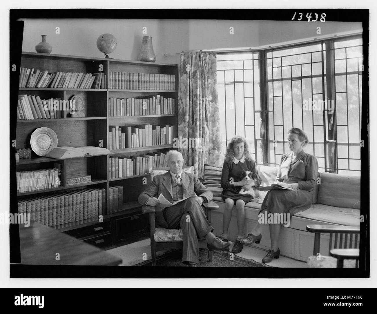 Family in library Black and White Stock Photos & Images - Alamy