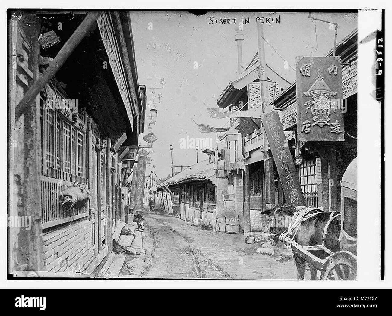 Bustling urban scene showcases Black and White Stock Photos & Images ...