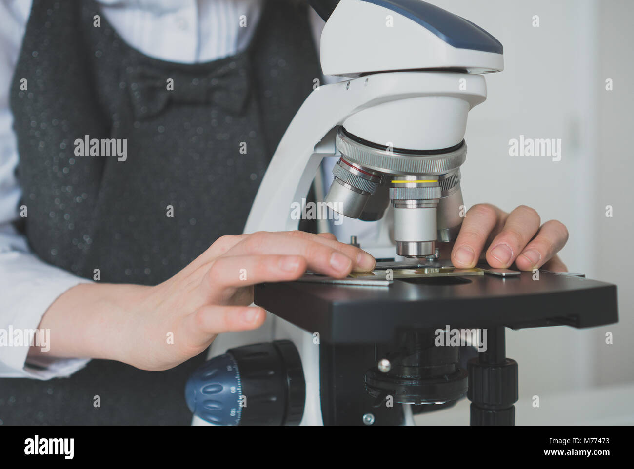 Pupil using microscope hi-res stock photography and images - Alamy