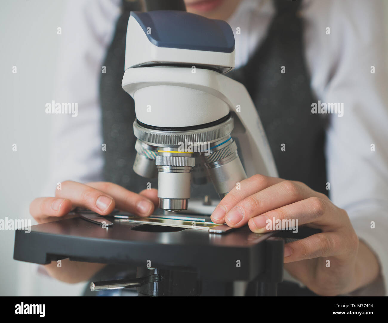 Pupil using microscope hi-res stock photography and images - Alamy