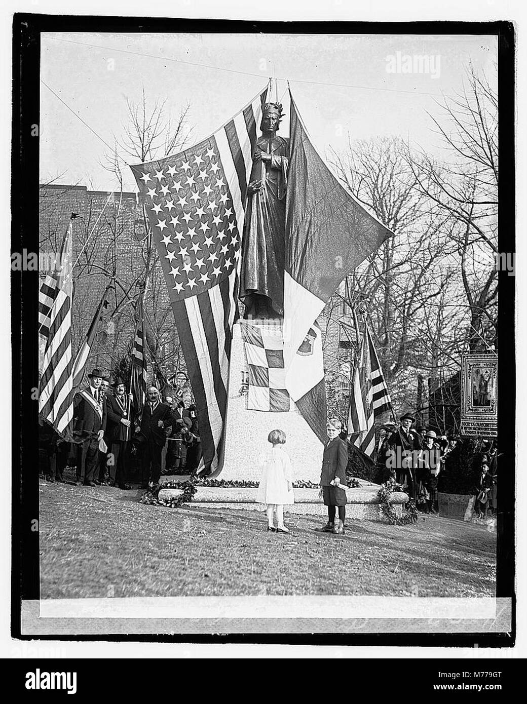 Statue two people in Black and White Stock Photos & Images - Alamy