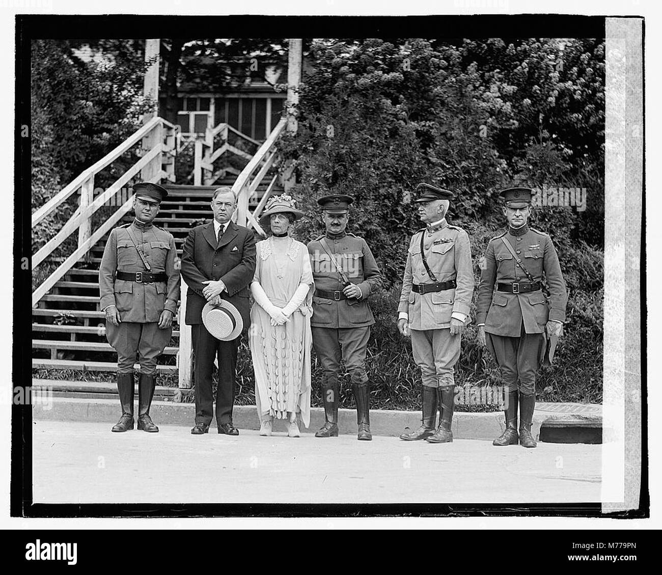 Photograph of U.S. military men, Mrs. Harding, and an unidentified man ...
