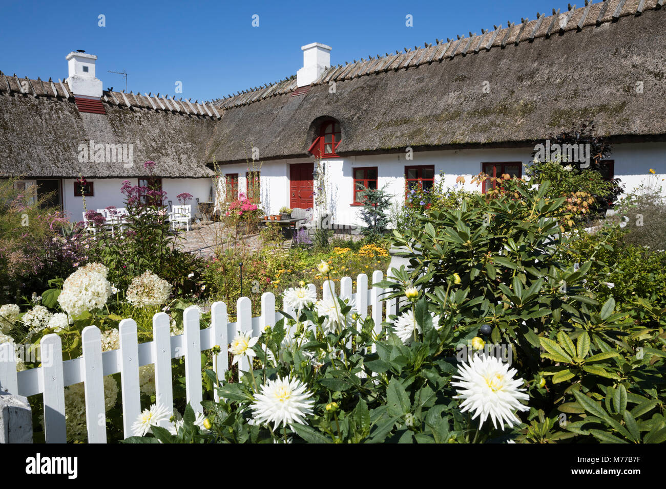Thatched cottage white picket fence hi-res stock photography and images ...