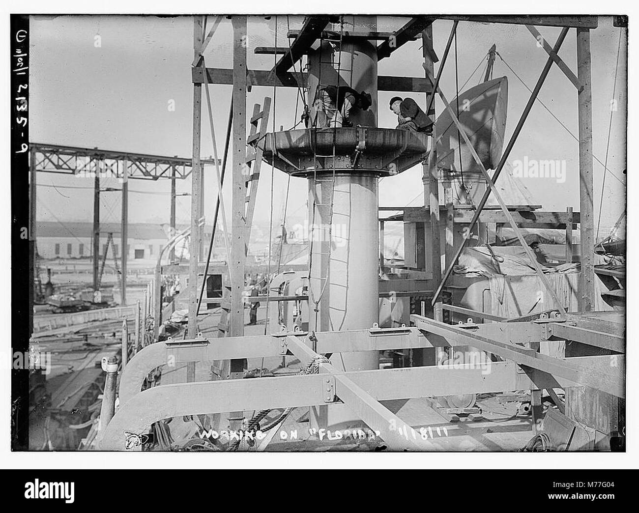Crew performing labor tasks hi-res stock photography and images - Alamy