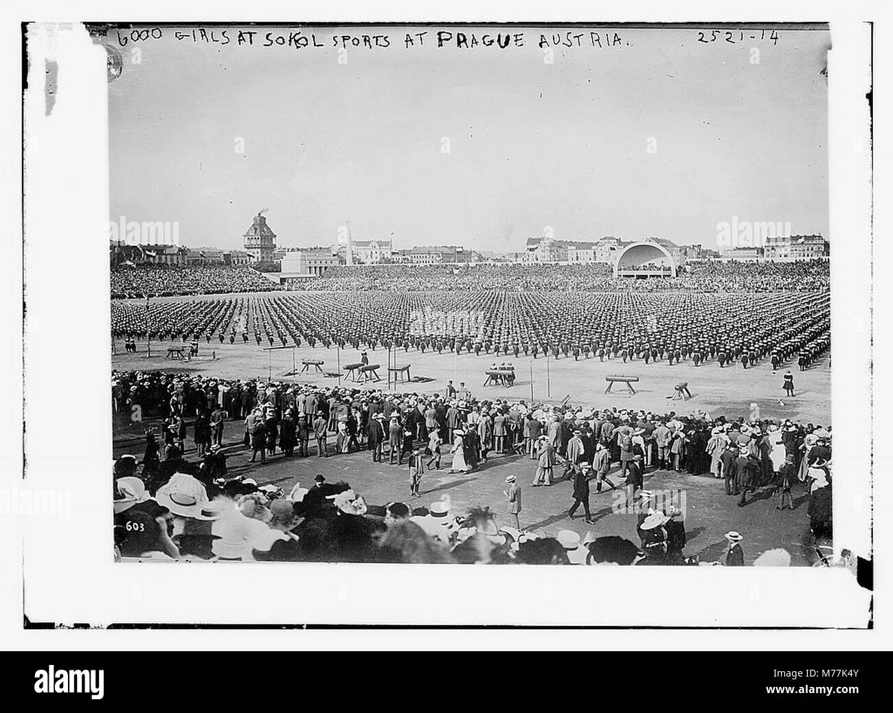 Gymnastic girls hi-res stock photography and images - Alamy