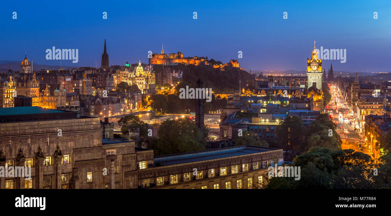 City centre panorama, Edinburgh castle and city skyline at night ...