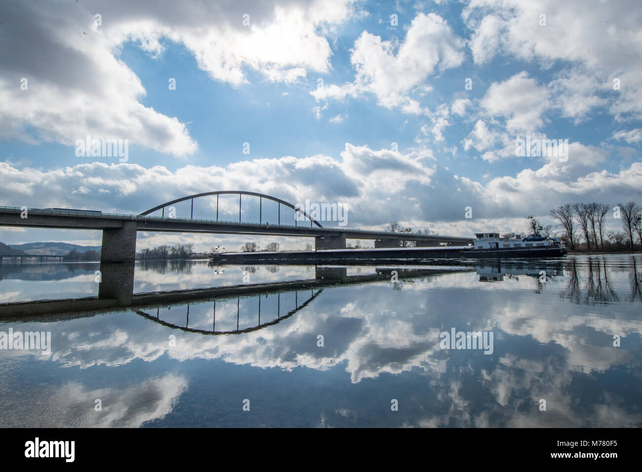 08 March 2018, Germany, Deggendorf: An inland freighter passes ...