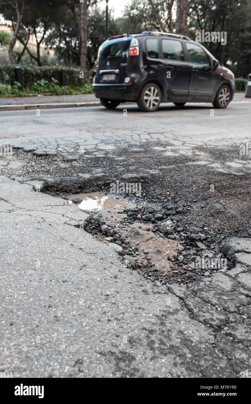 Potholes and chasms. In the picture: Piazza Re di Roma *** NO WEB ...