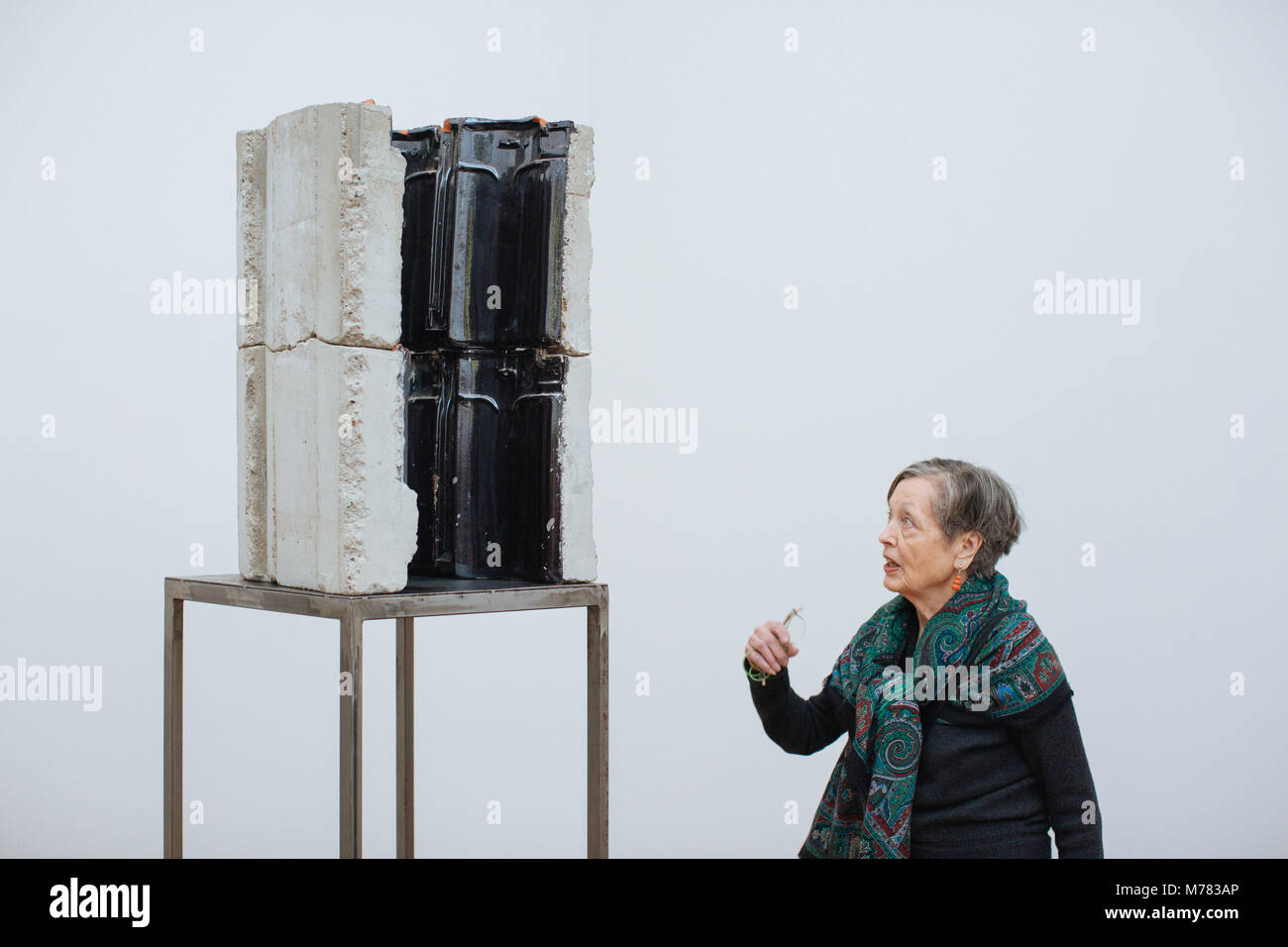 09 March 2018, Germany, Dresden: Art patron Erika Hoffmann looks at Isa ...