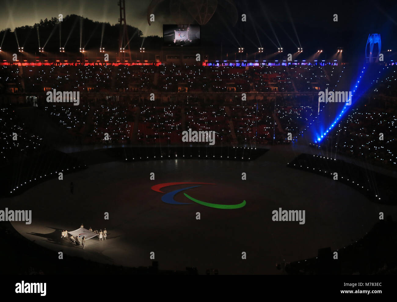 Pyeongchang, South Korea. 9th Mar, 2018. The Paralympic flag is carried ...