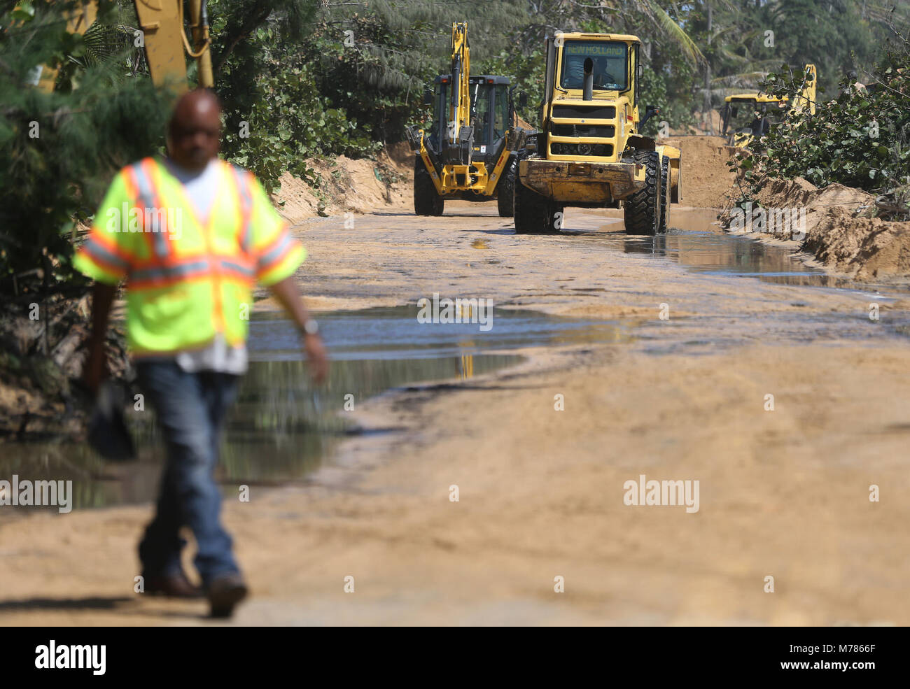 LoÃƒÂ-za, Puerto Rico. , . Carretera PR 187. Personal del Departamento ...
