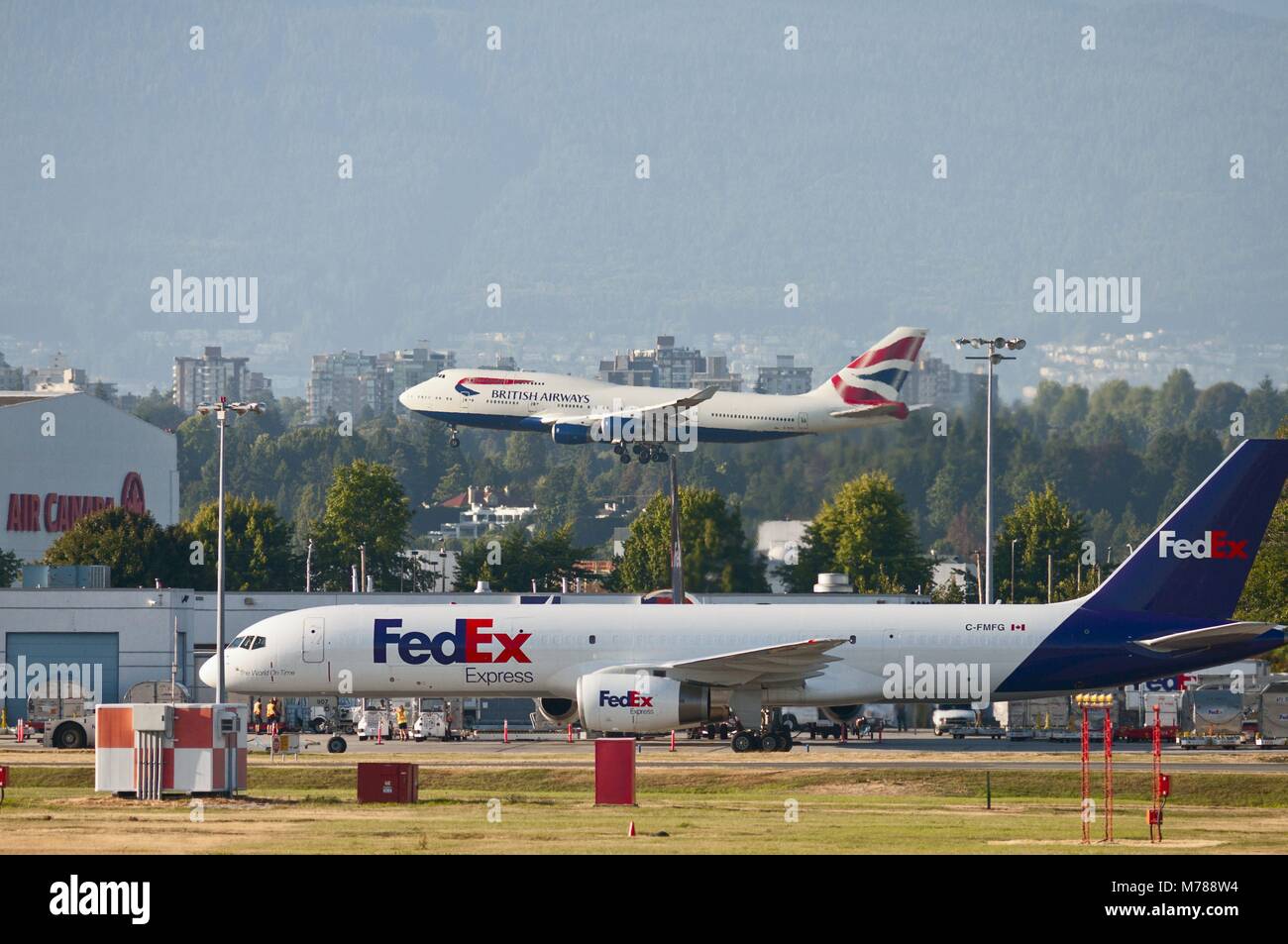 Fedex 757 hi-res stock photography and images - Alamy